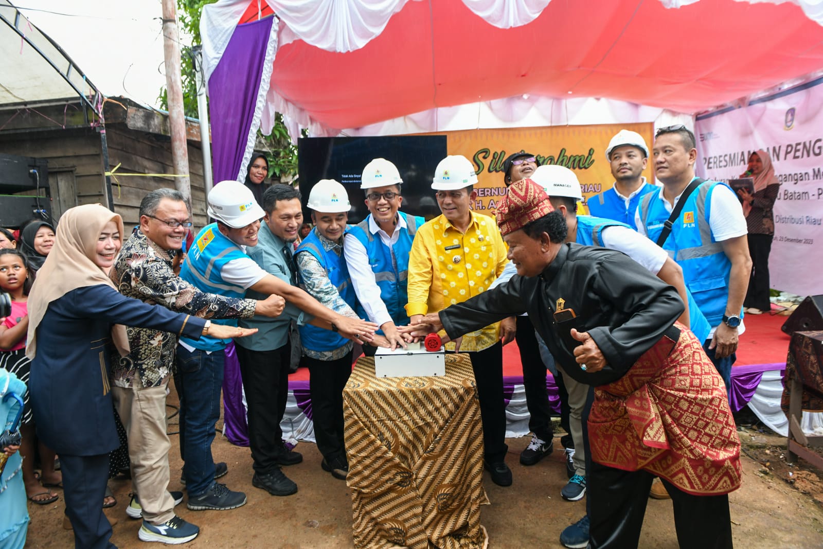 Pengoperasian Saluran Kabel Laut di Pulau Buluh, Kini Listrik Nyala 24 Jam